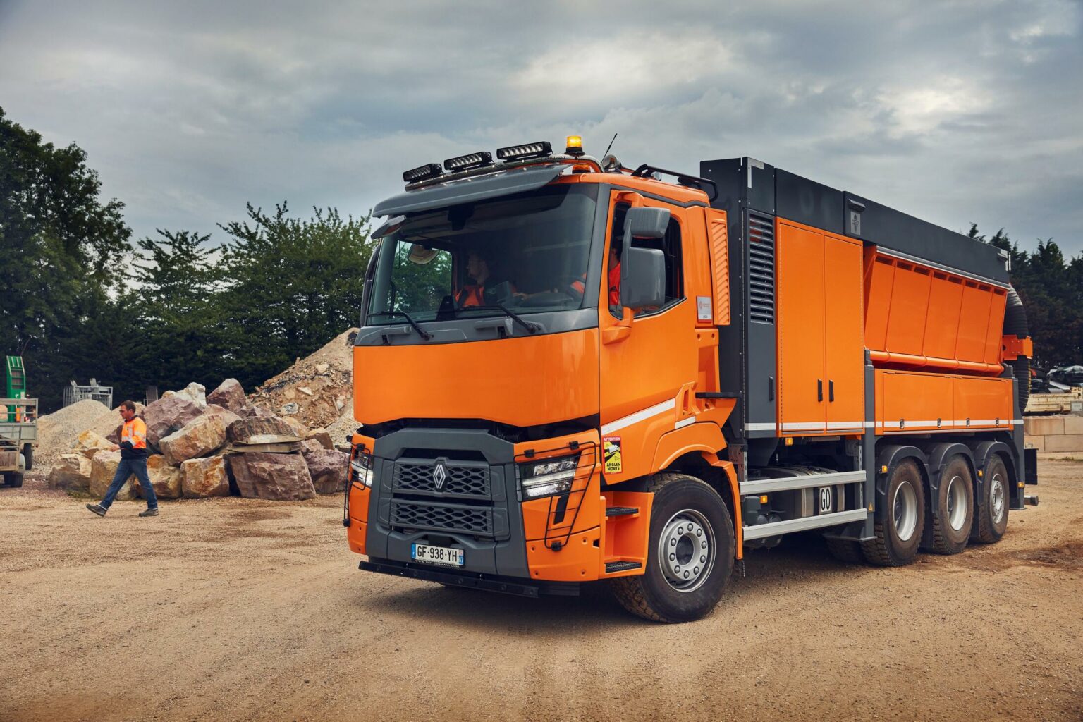 Tractor Unit vs Rigid Trucks: What's best for your business?